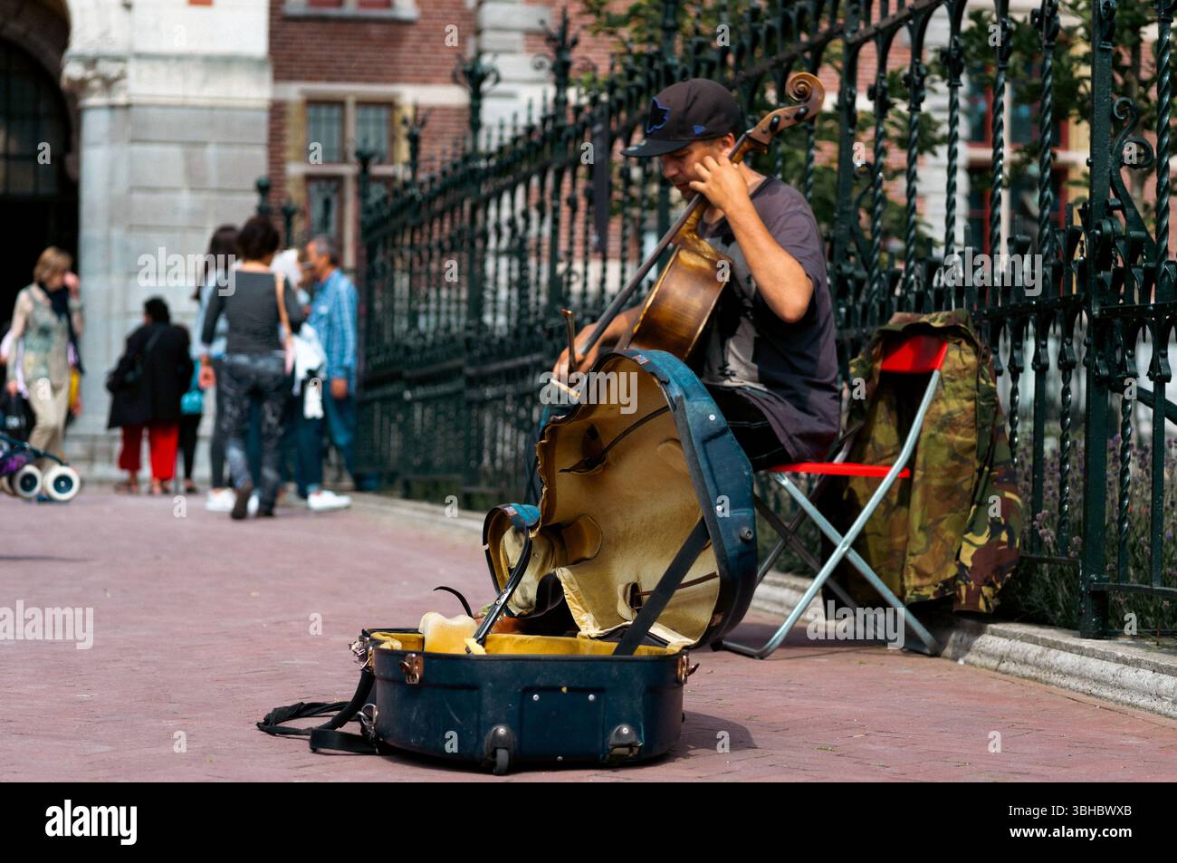 Public street art performance hi-res stock photography and images - Alamy