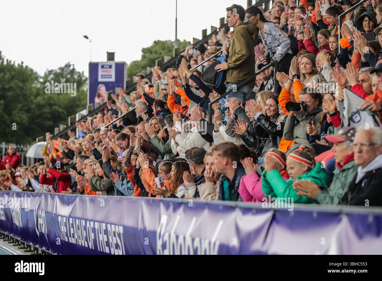 Amstelveen, Netherlands, June 8th 2025: The audience clap during the ...