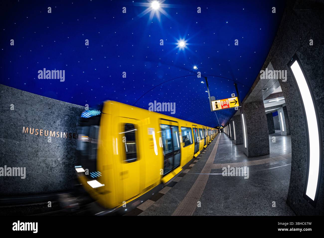 Berlin Mitte, BVG Bahnhof Station Bahnhof Museumsinsel auf der Linie U5 ...