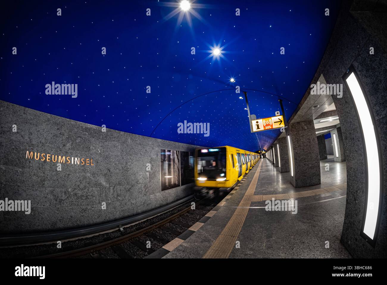 Berlin Mitte, BVG Bahnhof Station Bahnhof Museumsinsel auf der Linie U5 ...