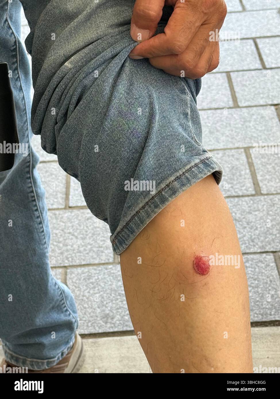 Los Angeles, USA. 8th June, 2025. A photographer with Xinhua News ...