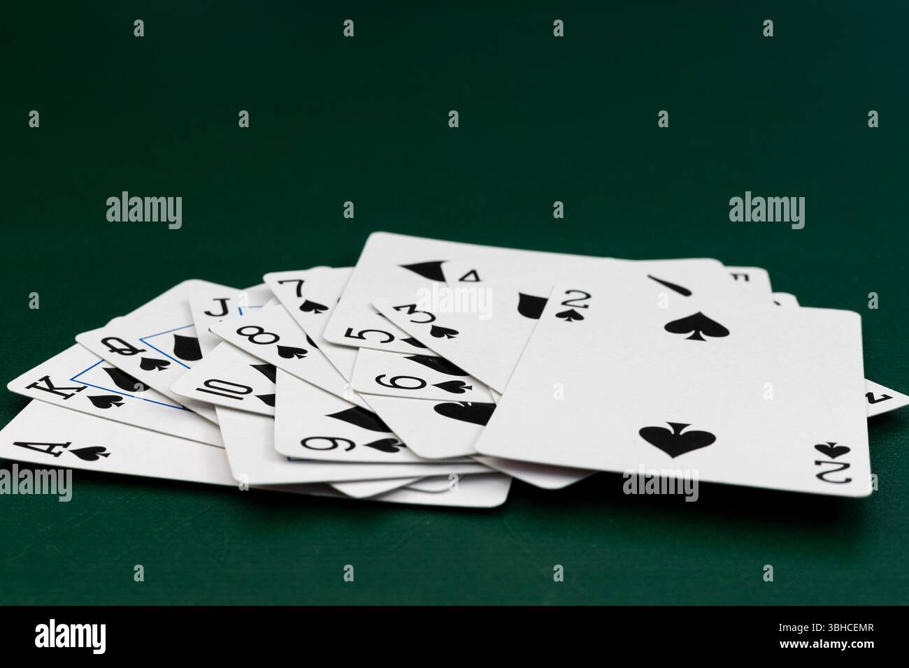 Set scattered playing cards hi-res stock photography and images - Alamy
