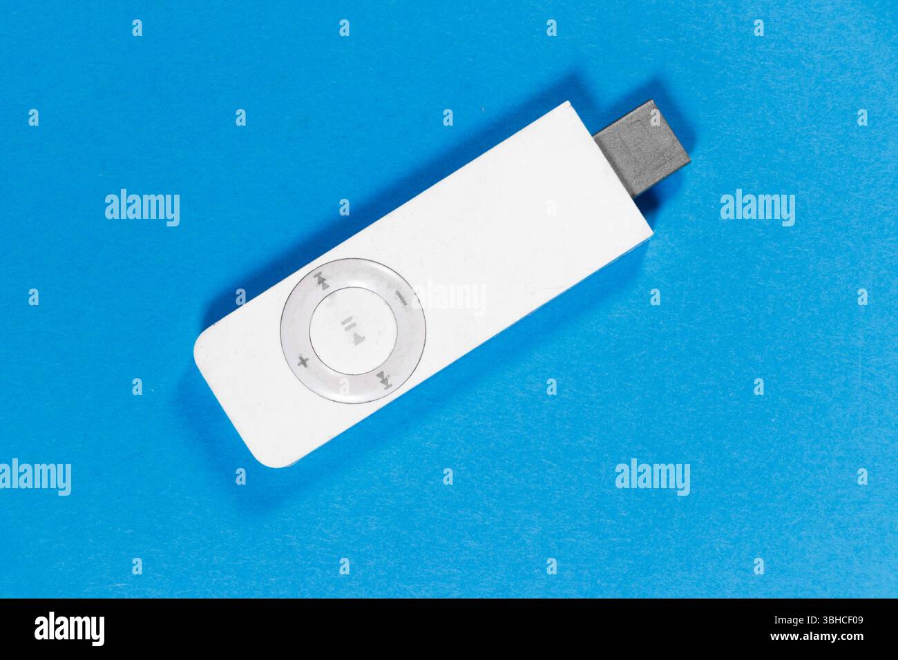vintage White portable Apple iPod Shuffle MP3 player with circular ...