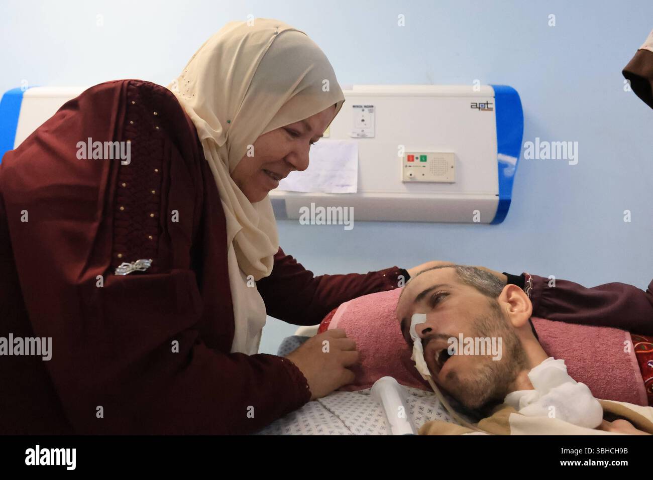 Palestinian Naeel Abdel Aal 37 years old is receiving medical care at ...