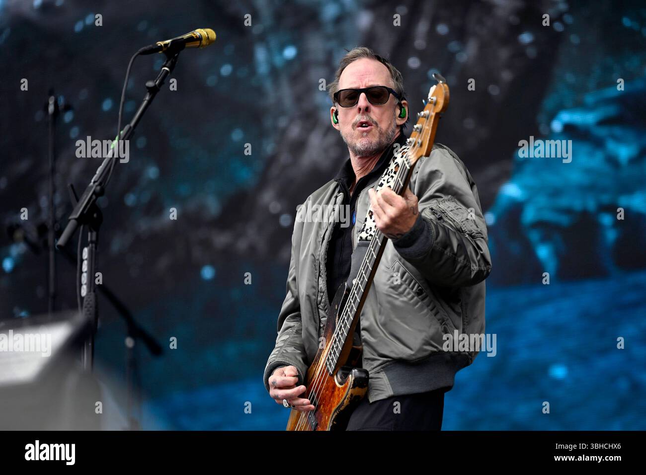 Bassist Scott Shriner von der Band Weezer am dritten Tag bei Rock im ...
