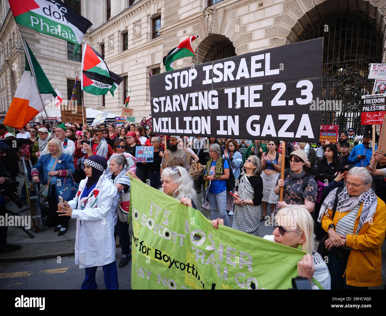 Protesters take part in a demonstration outside the Foreign ...