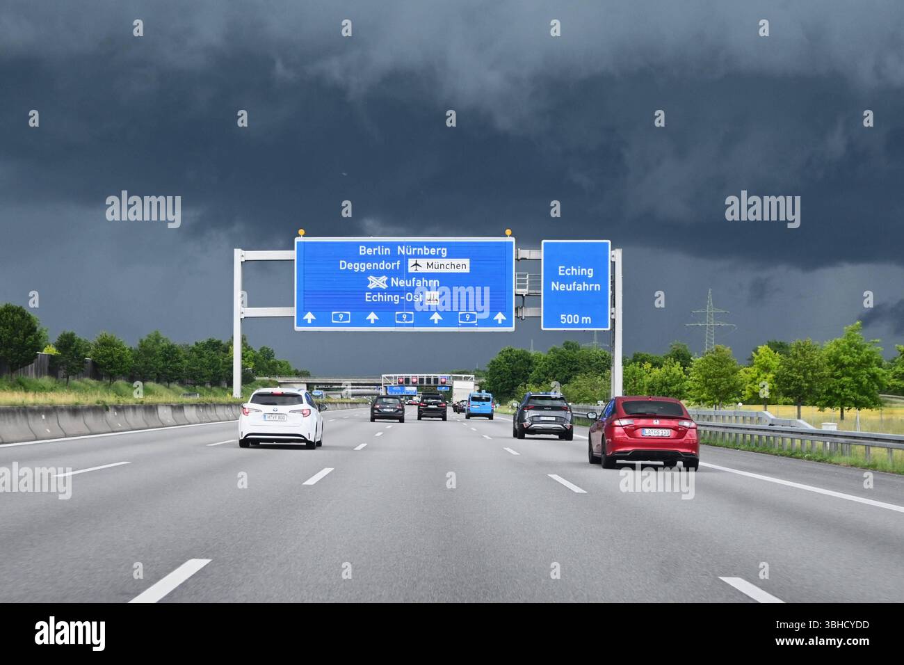 Dunkle Wolken am Himmel im Raum München. Das Wetter in der Region blieb ...