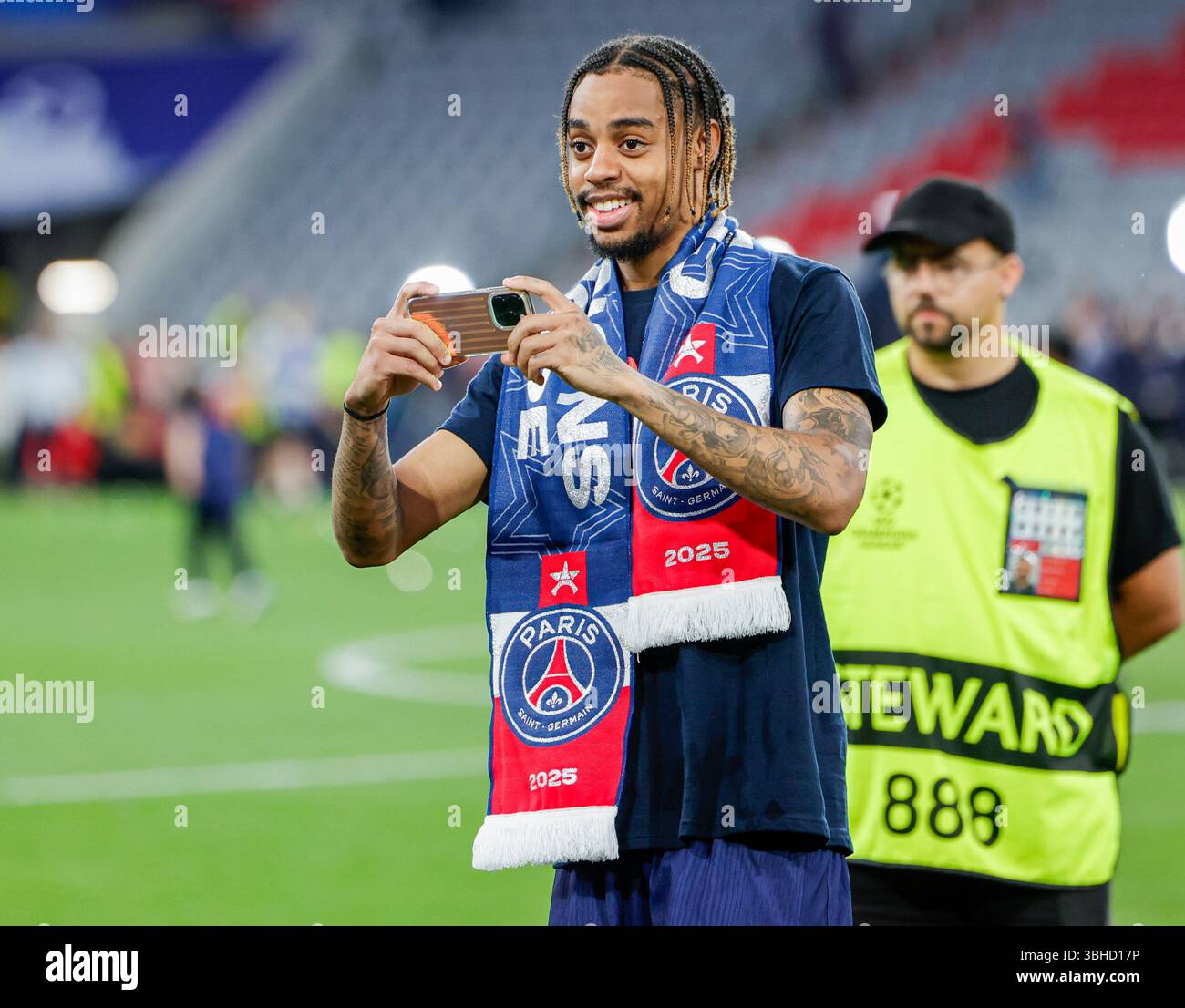 Im Bild: Bradley Barcola (Paris Saint Germain, 29) mit Handy 31.05.2025 ...