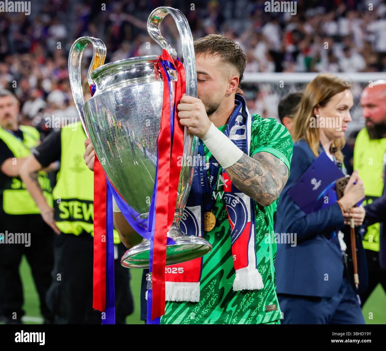 Im Bild: Torwart Arnau Tenas (Paris Saint Germain, 80) mit dem ...