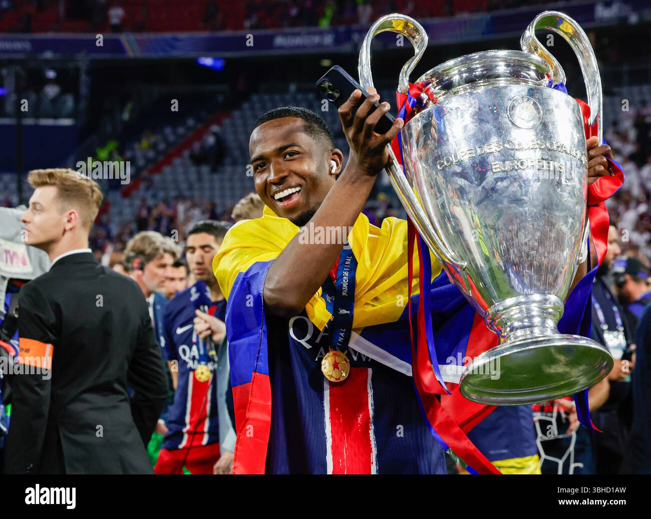 Im Bild: Willian Pacho (Paris Saint Germain, 51) mit dem Titelpokal 31. ...