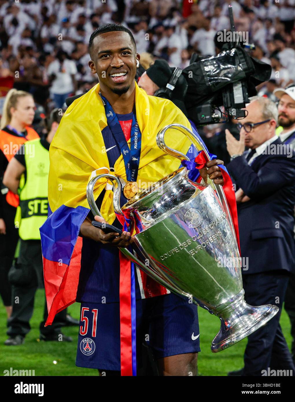 Im Bild: Willian Pacho (Paris Saint Germain, 51) mit dem Titelpokal 31. ...