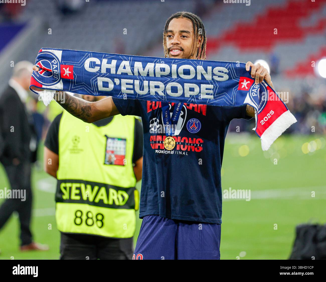 Im Bild: Bradley Barcola (Paris Saint Germain, 29) mit Schal 31.05.2025 ...