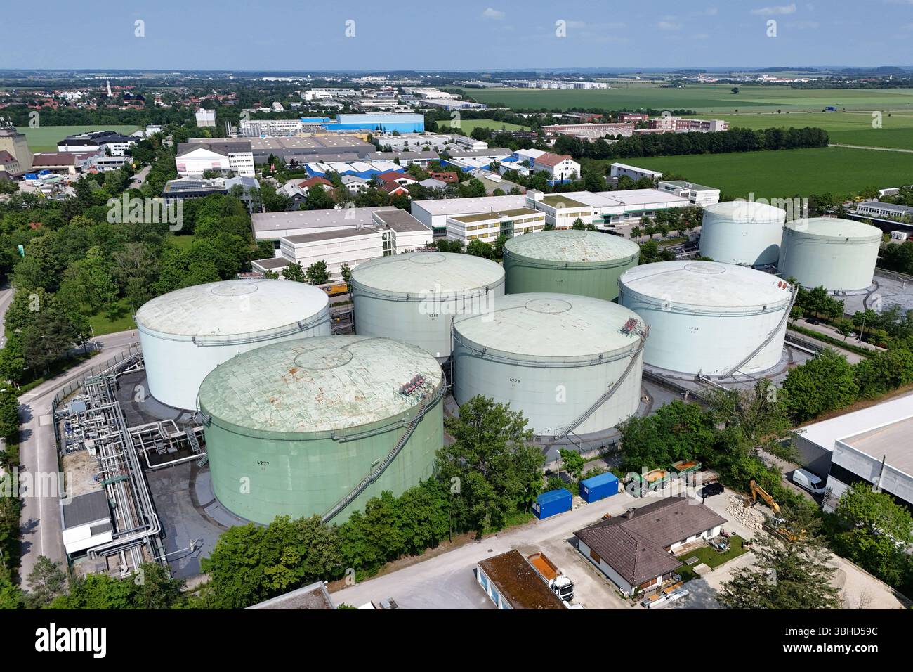 OMV Tanklager in Feldkirchen bei Muenchen. Das Tanklager Feldkirchen ...