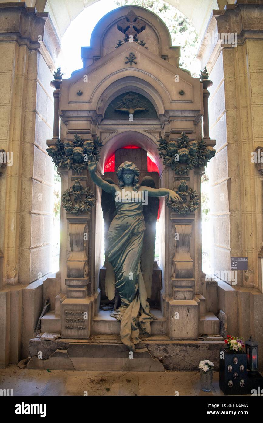 Italien, Genua, 16.05.2025 Der Monumentalfriedhof Staglieno erstreckt ...