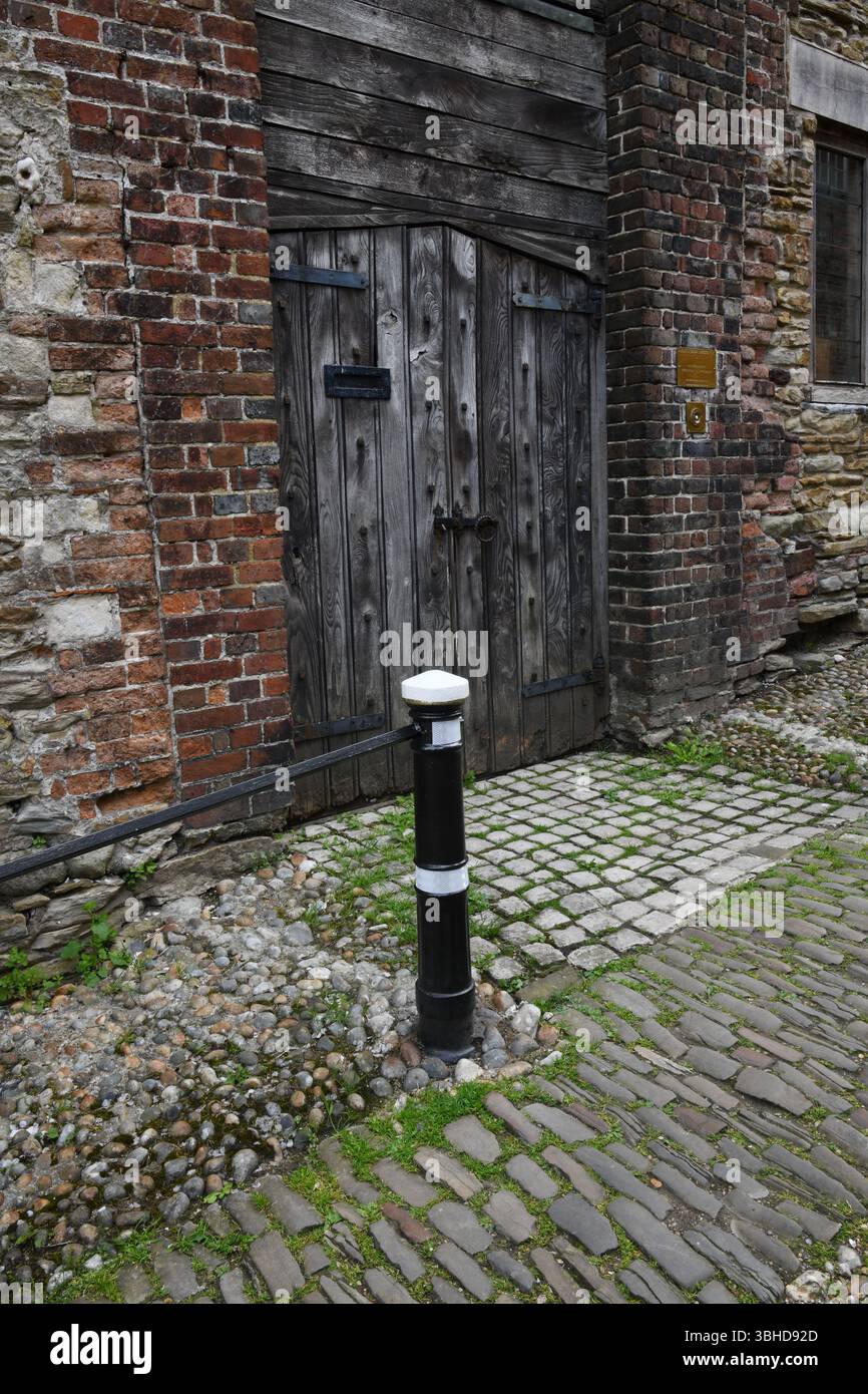 Wet narrow cobbled streets hi-res stock photography and images - Alamy
