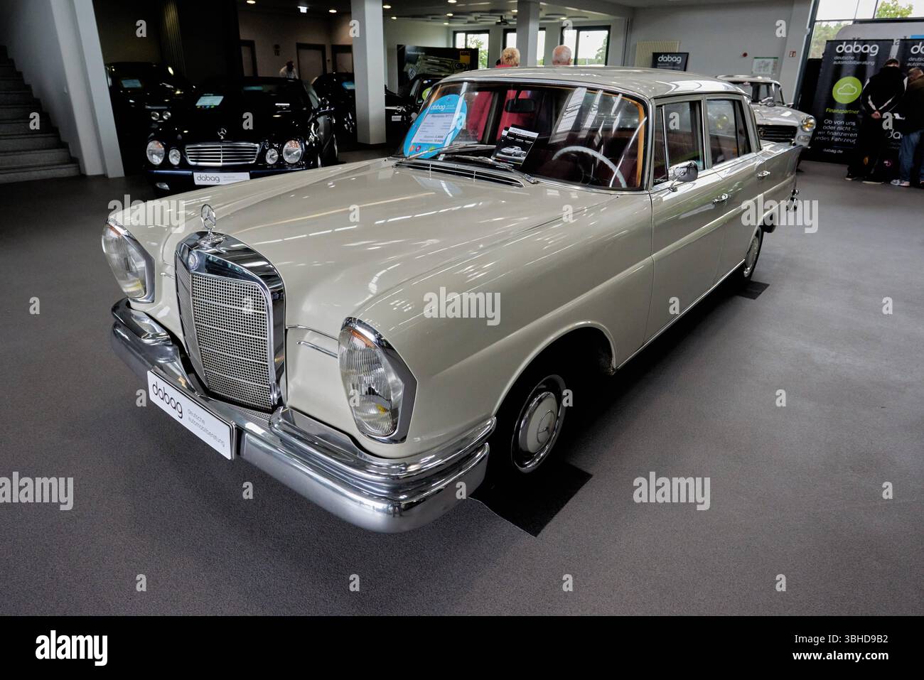 Daimler Benz 230S W111, Baujahr 1966, 88kW/120PS bei der Oldtimer Show 2025 auf dem Gelaende des ...