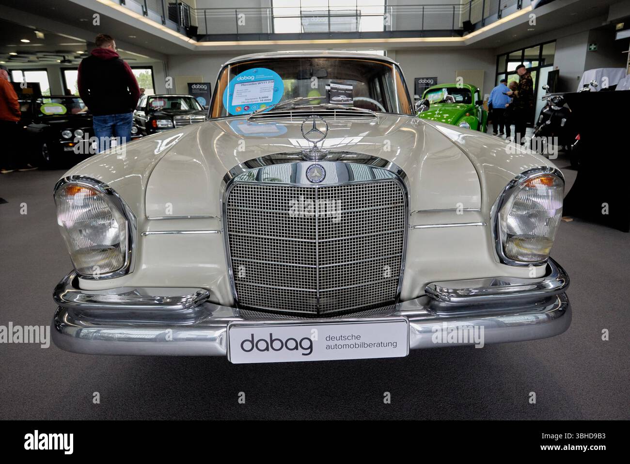 Daimler Benz 230S W111, Baujahr 1966, 88kW/120PS bei der Oldtimer Show 2025 auf dem Gelaende des ...