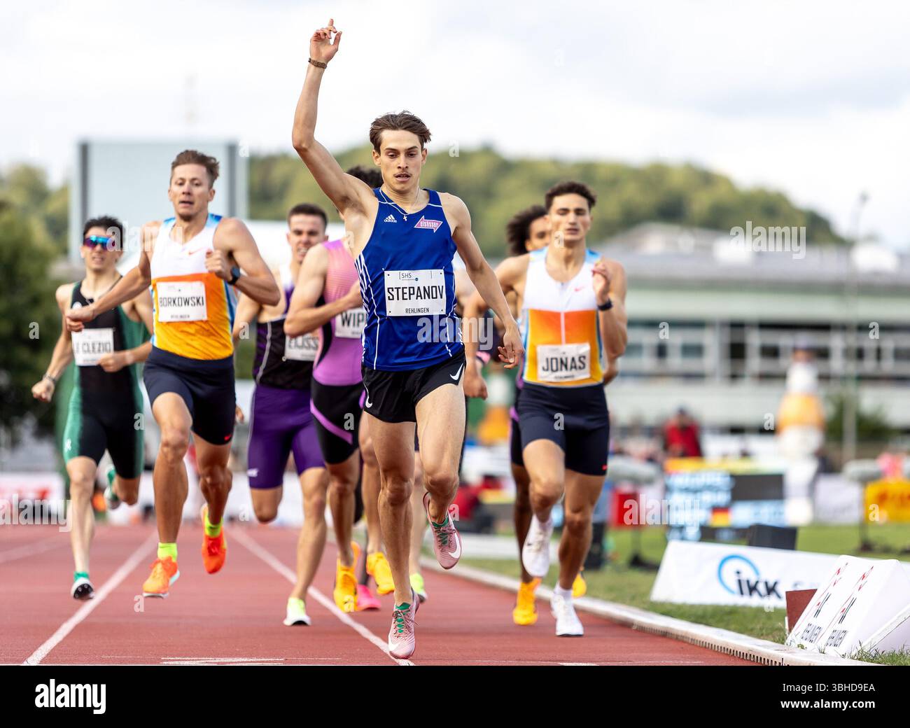 Zieljubel: Alexander Stepanov (GER/VfL Sindelfingen) gewinnt die 800m ...