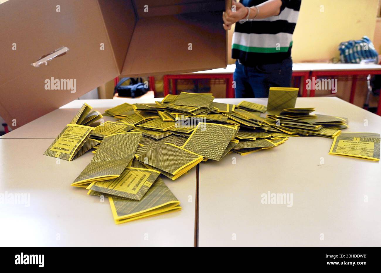 Milan, Italy. 09th June, 2025. Milan, Spoglioo, Counting of votes of ...