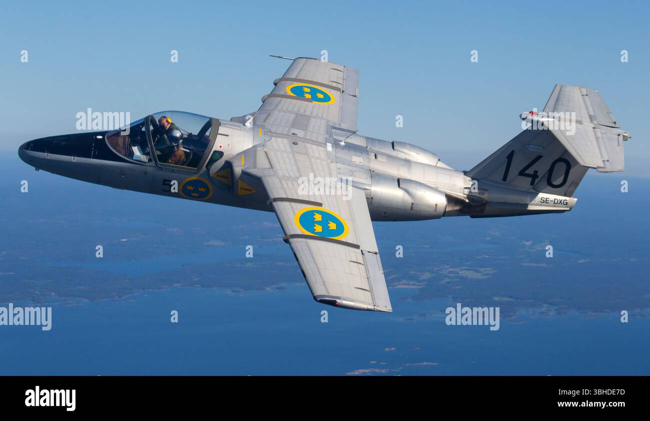 Gray blue training aircraft yellow hi-res stock photography and images ...