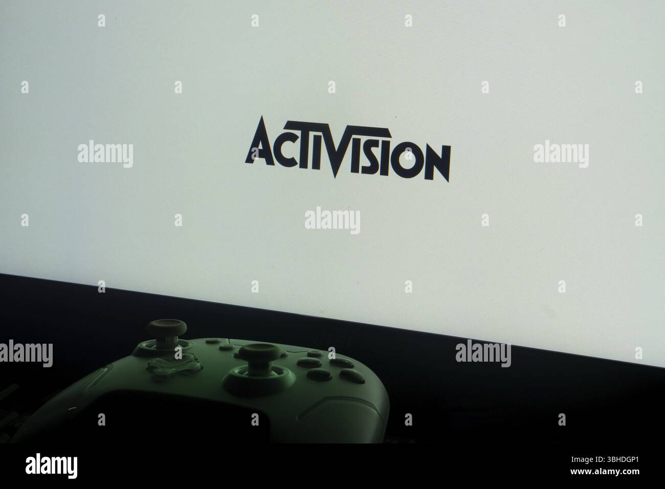 Big screen showing logo hi-res stock photography and images - Alamy