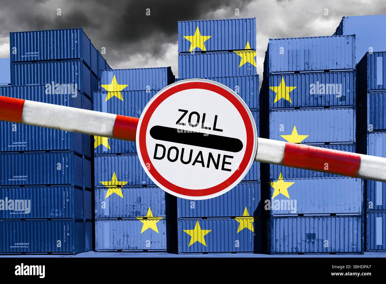 FOTOMONTAGE, Gestapelte Container mit EU-Fahne und Zollschranke ...