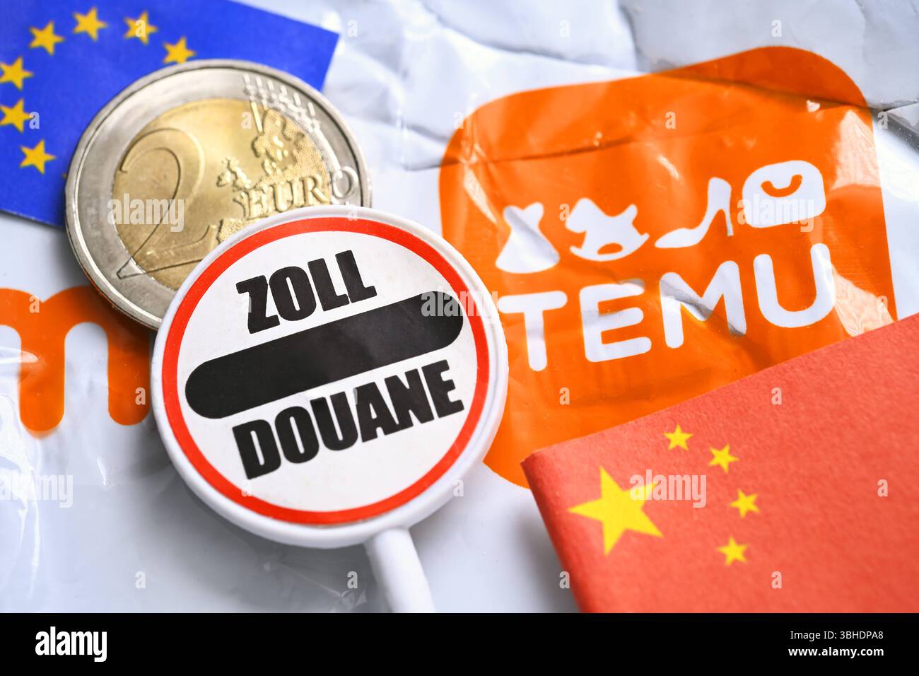 Temu-Sendung mit Zollschild und Zwei-Euro-Münze, Zollerhebung für ...