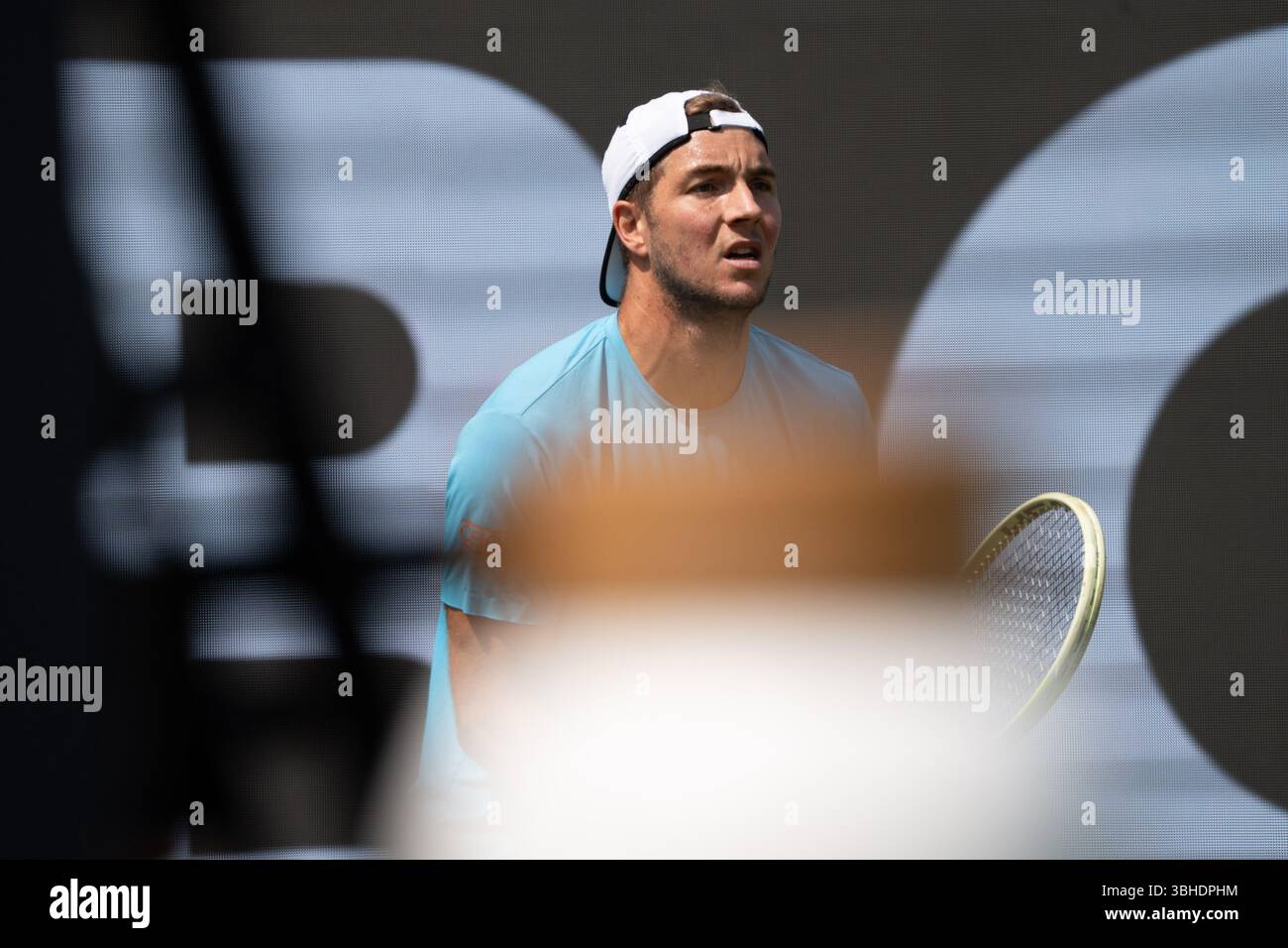 Stuttgart, Deutschland. 09th June, 2025. Jan-Lennard Struff wartet den ...