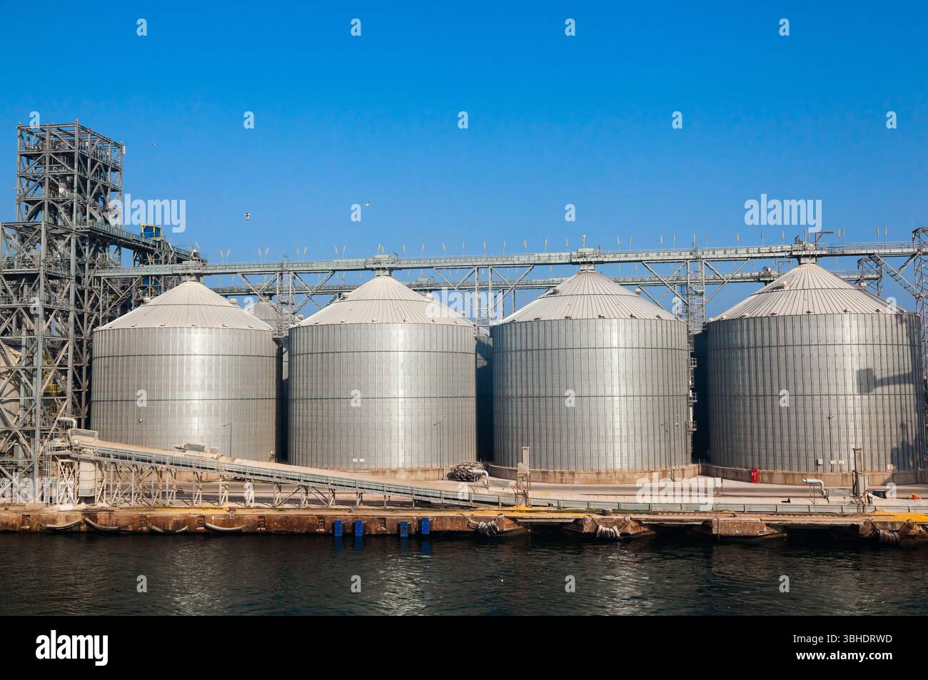 Grain storage terminal with storage tanks and loading lines in the ...