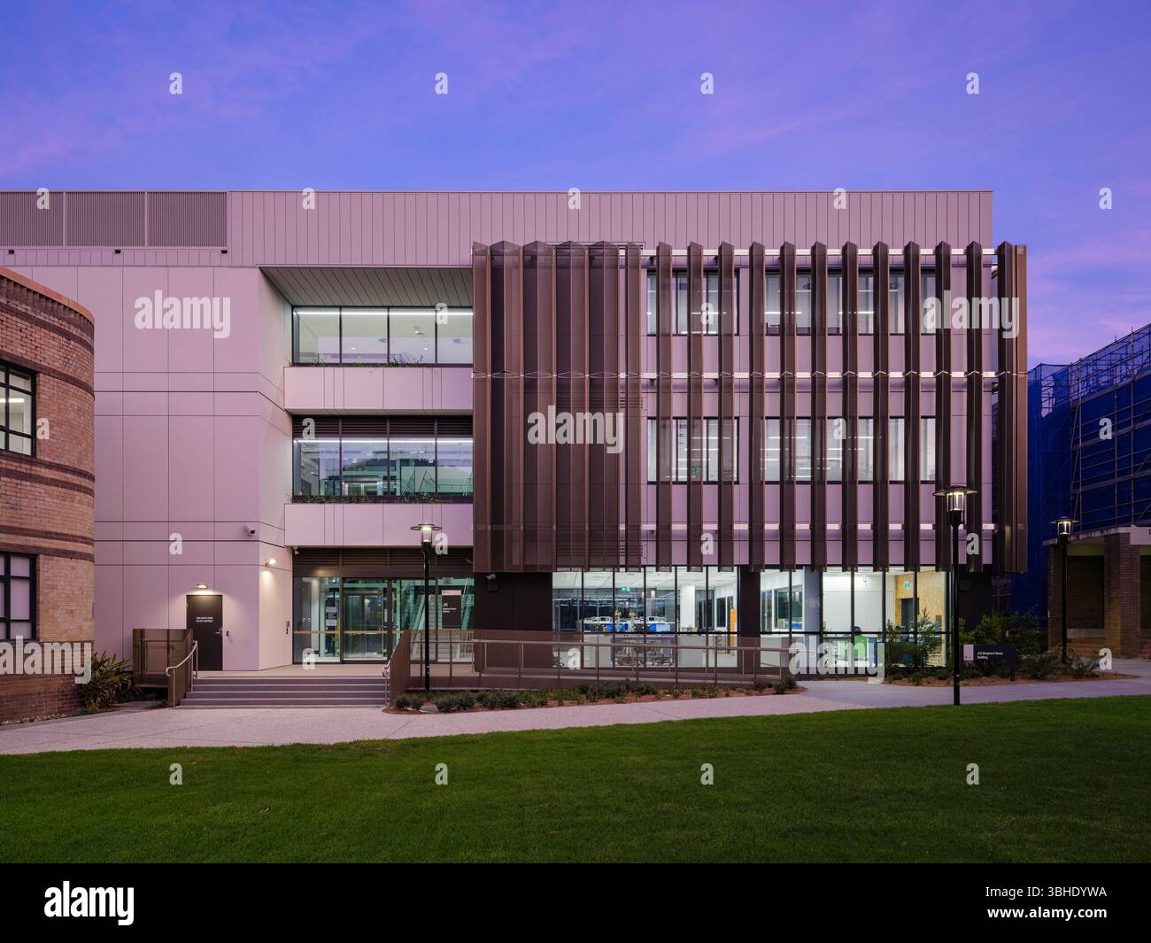 Main northern facade and entrance. University of Sydney School of ...