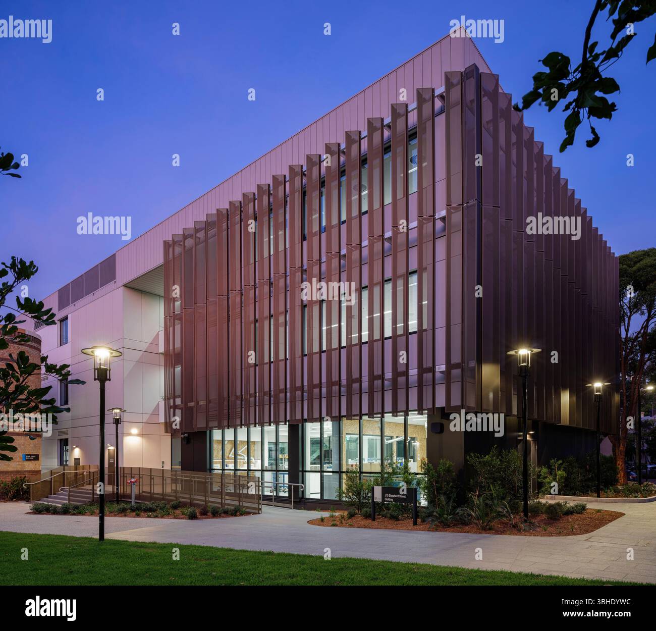 Main northern facade and entrance. University of Sydney School of ...