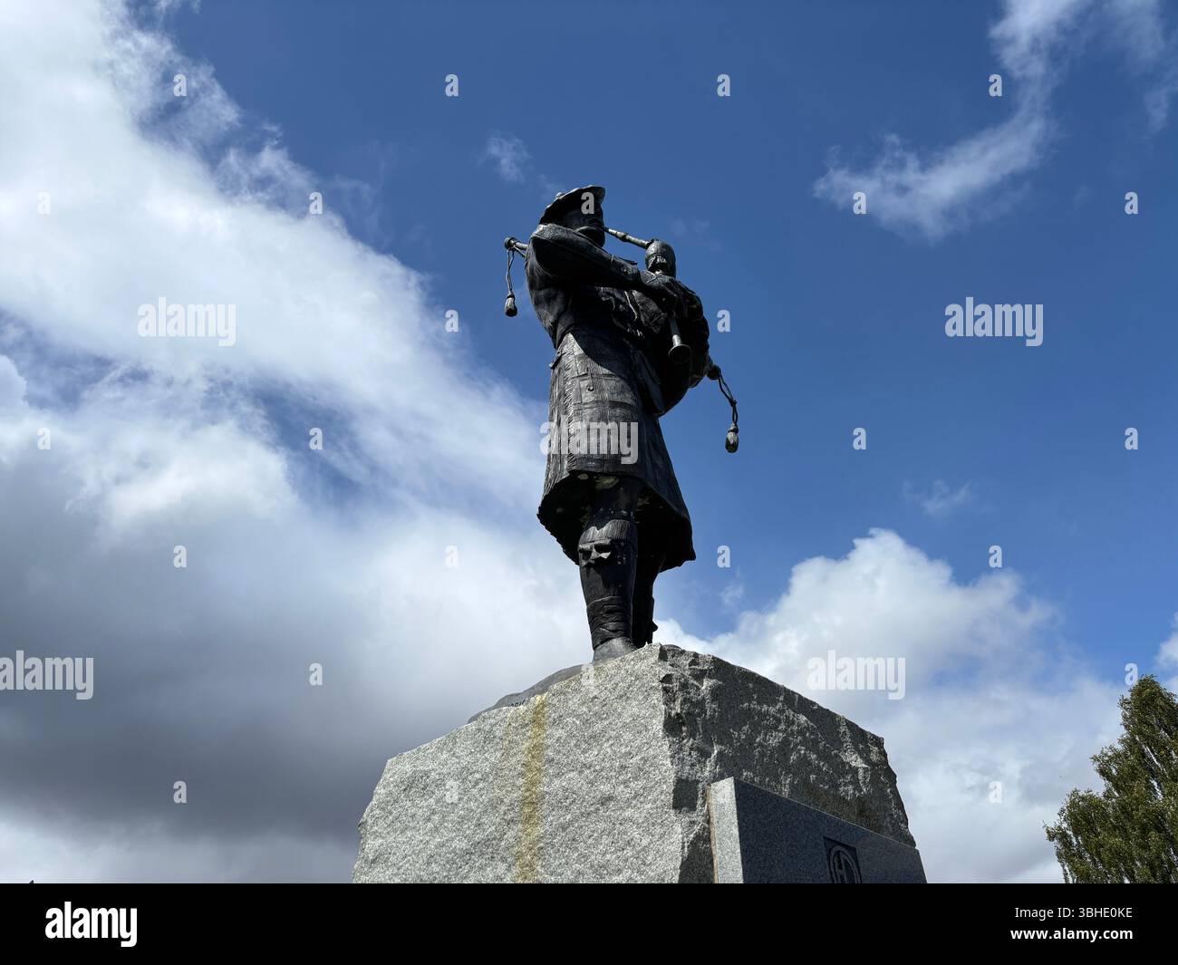 The Highland Piper monument outside the House of Bruar—a bronze piper ...