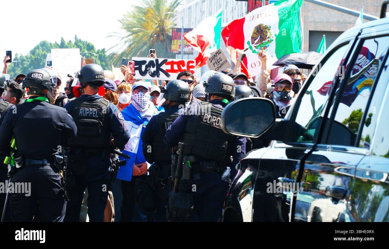June 8 2025 Los Angeles, California, City Hall, Federal Detention ...