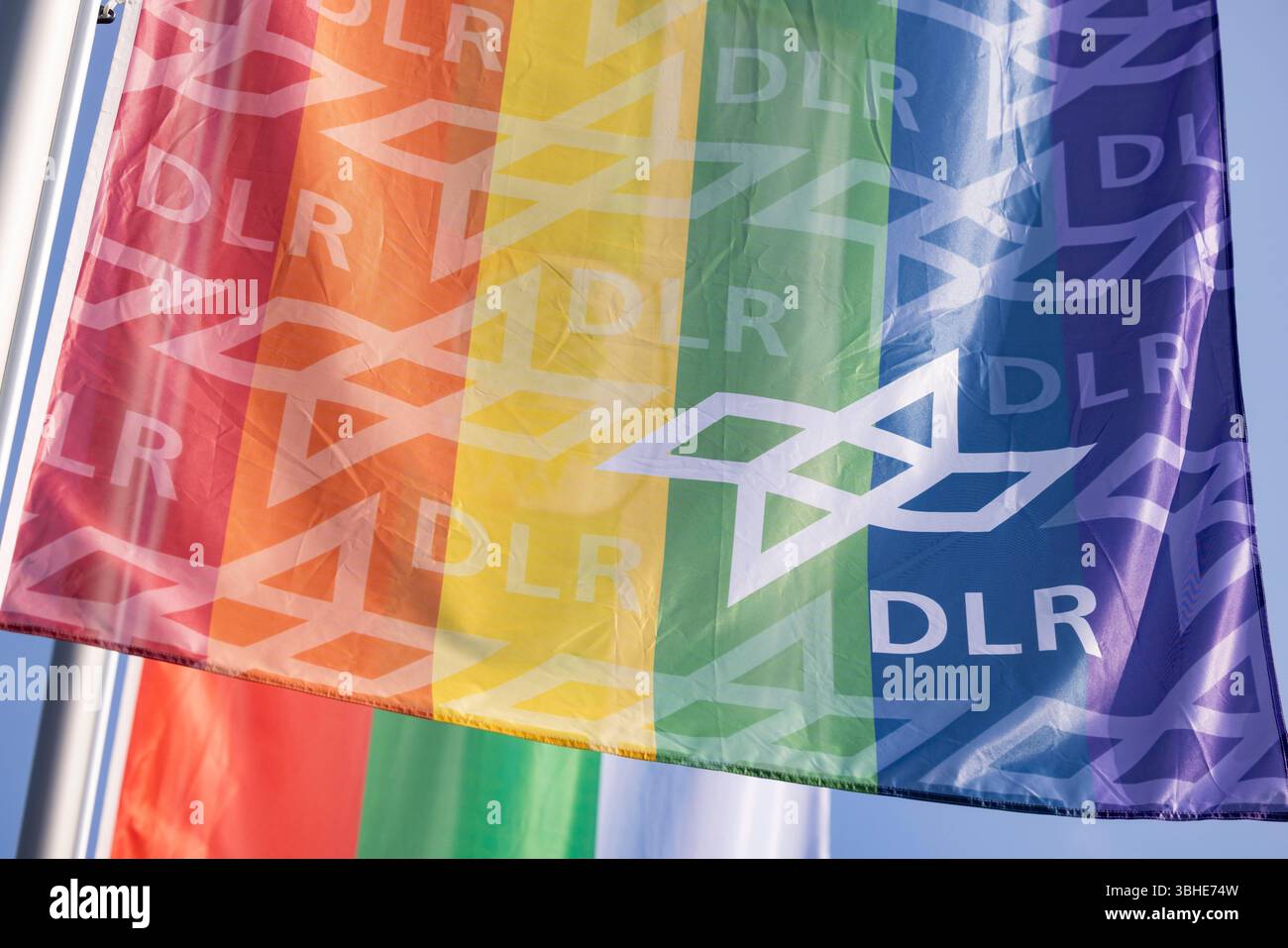 DLR Augsburg 090062025 - Pride-Fahne mit DLR-Logo In Augsburg ist im ...
