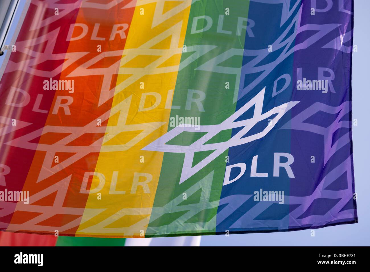 DLR Augsburg 090062025 - Pride-Fahne mit DLR-Logo In Augsburg ist im ...