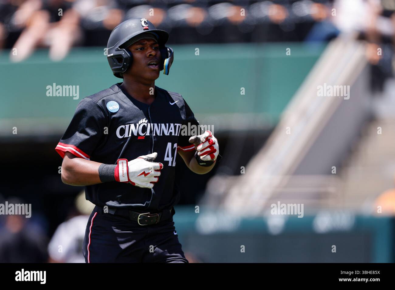 Cincinnati Bearcats center fielder Derrick Pitts (42) in action against ...
