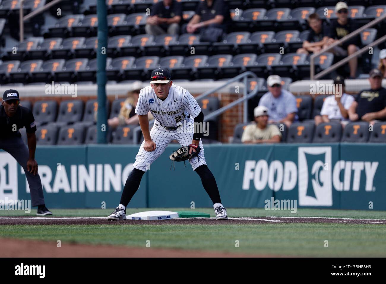 Wake Forest Demon Deacons first baseman Jack Winnay (21) on defense ...