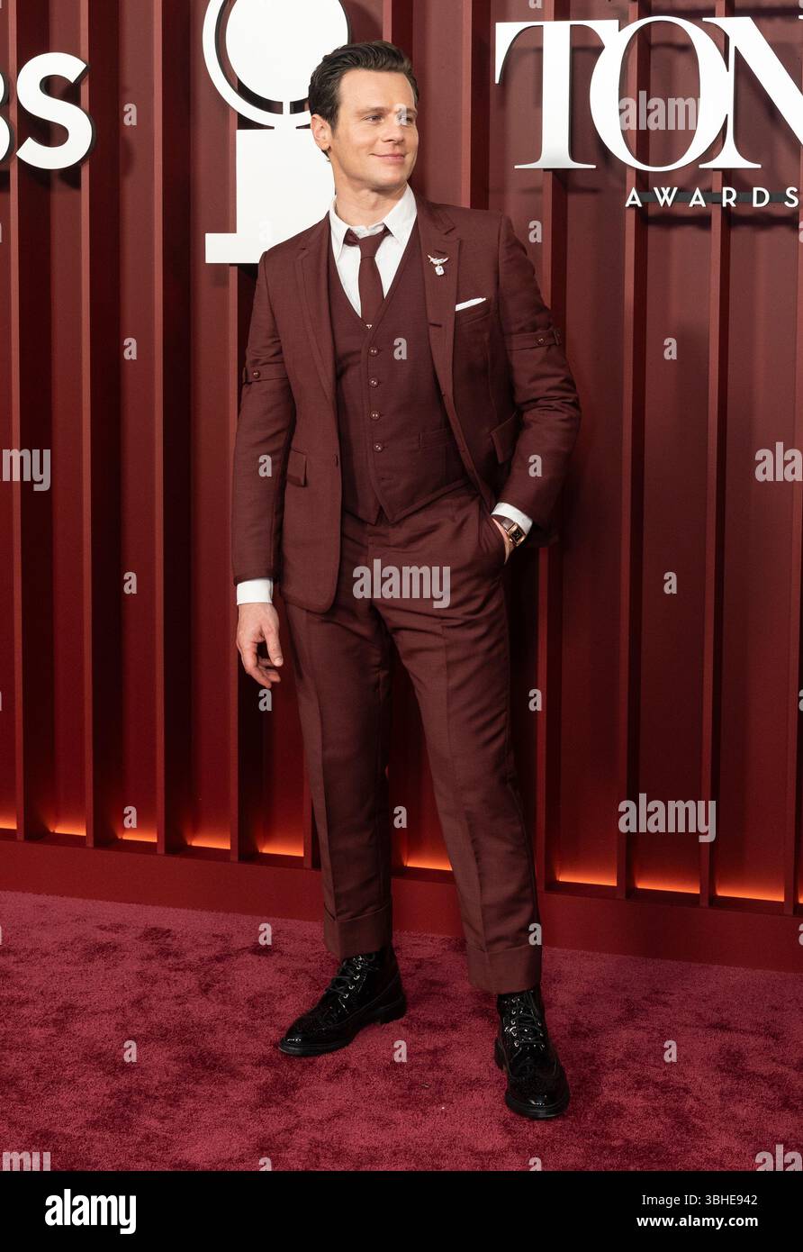 New York, USA. 08th June, 2025. Jonathan Groff wearing suit by Thom ...