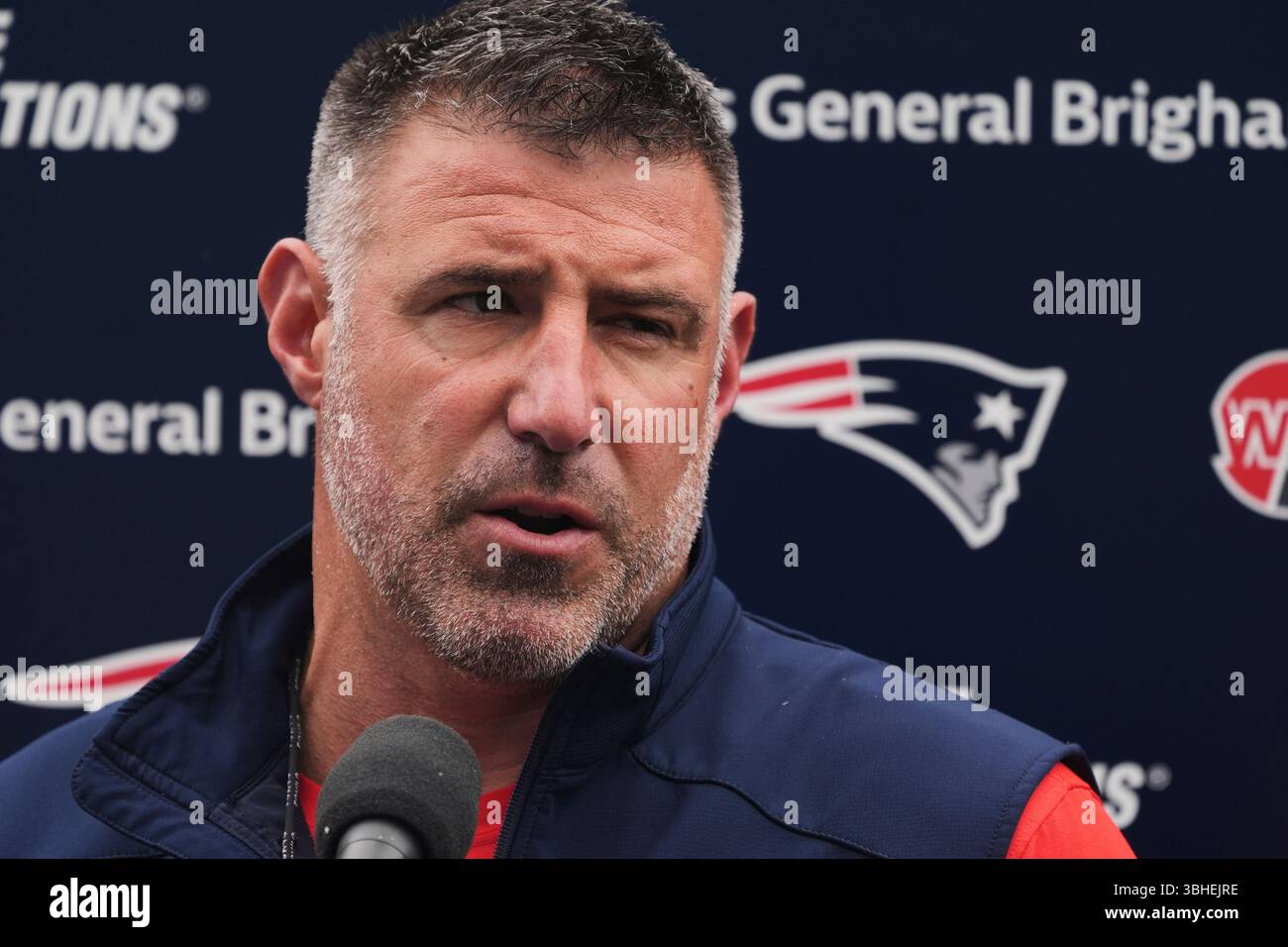 New England Patriots head coach Mike Vrabel during an NFL football ...