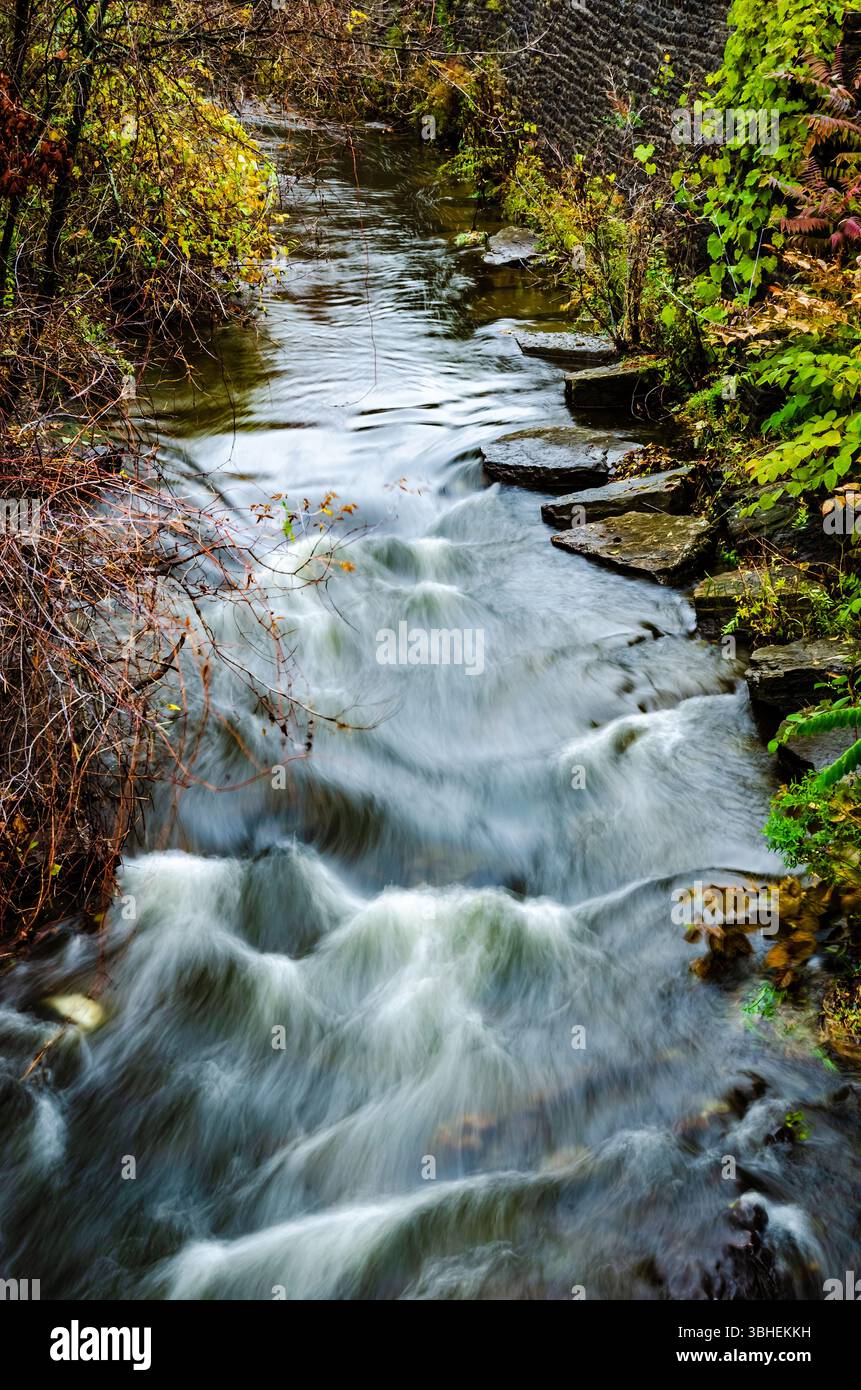Brick wall current river water hi-res stock photography and images - Alamy