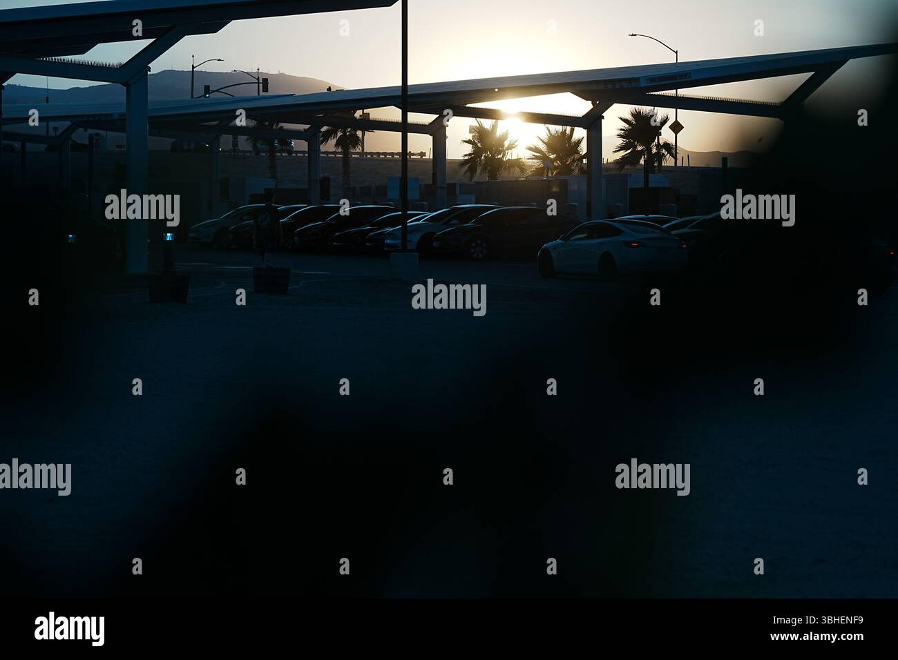 Cars people palm trees sunset hi-res stock photography and images - Alamy