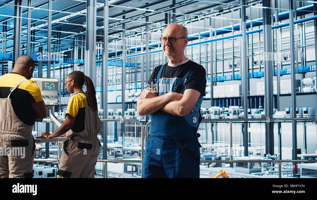 Smiling engineer overseeing smart factory hi-res stock photography and images - Alamy