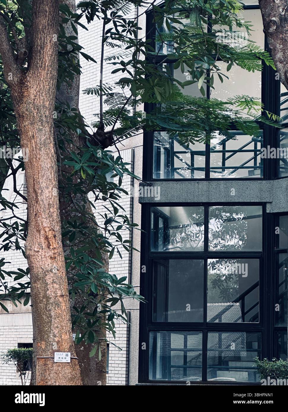 Shaded campus space hi-res stock photography and images - Alamy