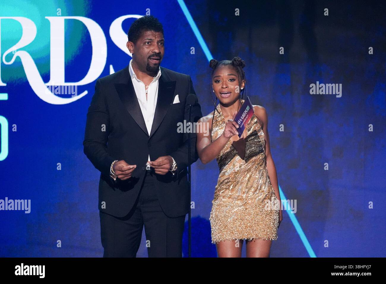 Deon Cole, left, and Dominique Thorne present the award for best new ...