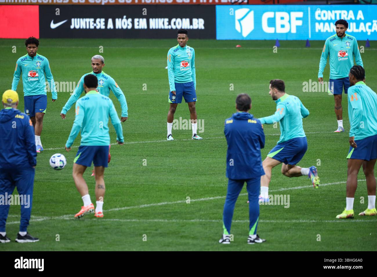 Players of the Brazilian national football team during a training ...