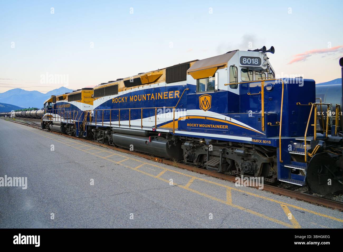 SD70M locomotive of the Rocky Mountaineer luxury sightseeing train in ...