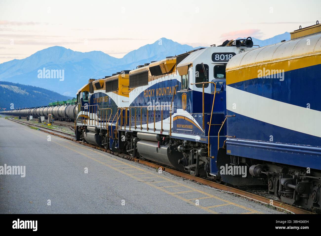 SD70M locomotive of the Rocky Mountaineer luxury sightseeing train in ...