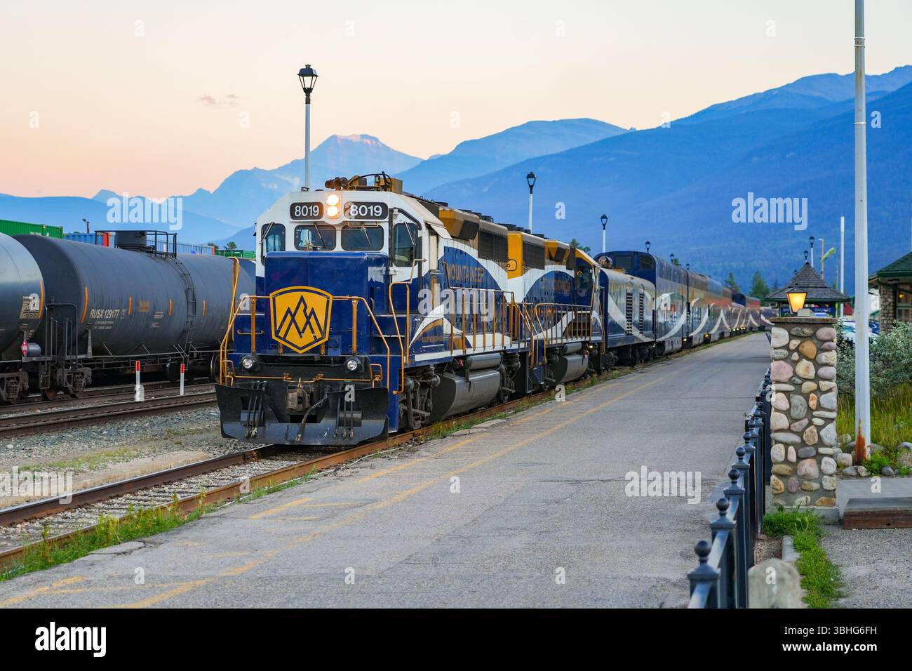 SD70M locomotive of the Rocky Mountaineer luxury sightseeing train in ...