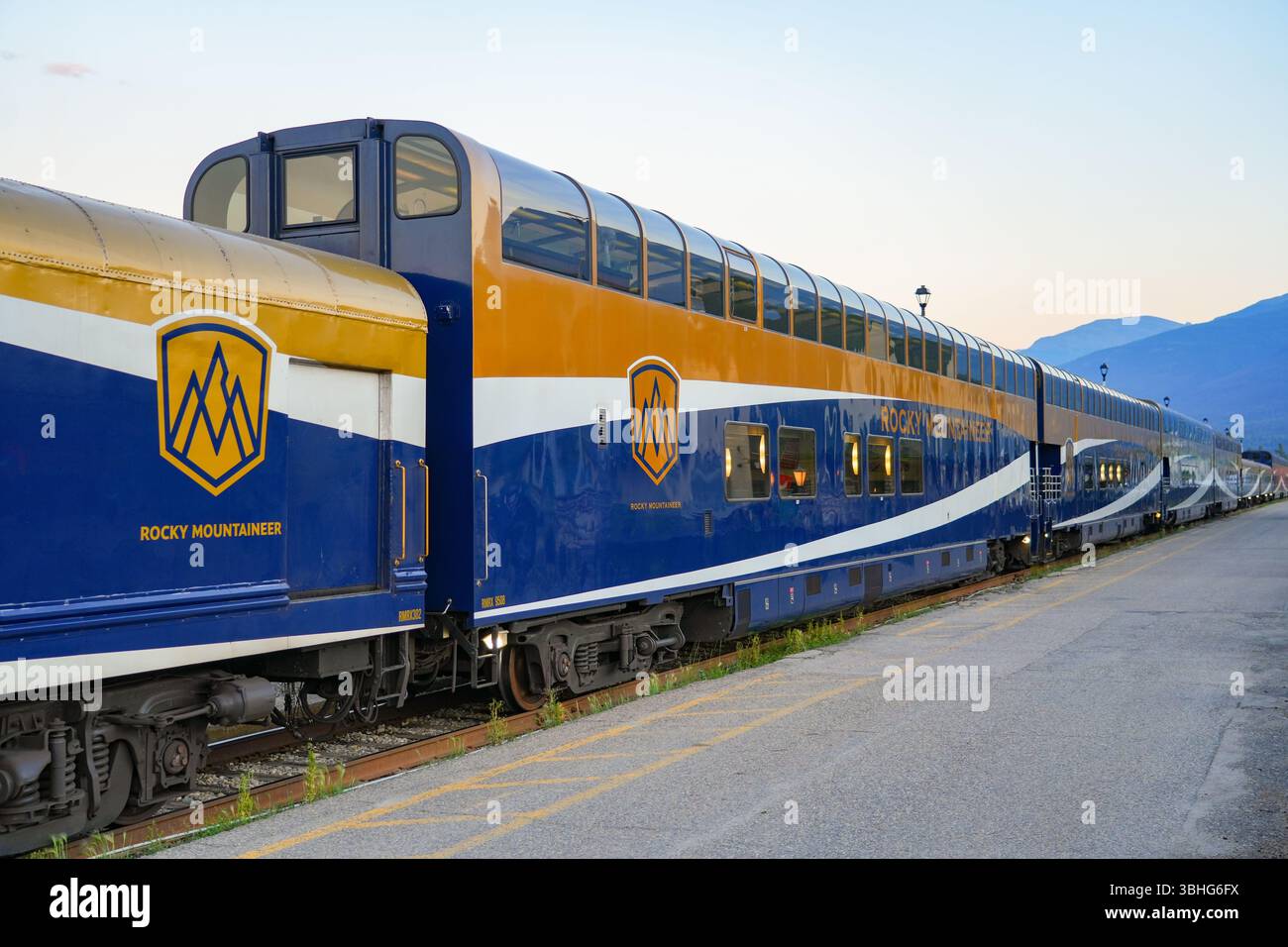 Goldleaf carriage hi-res stock photography and images - Alamy