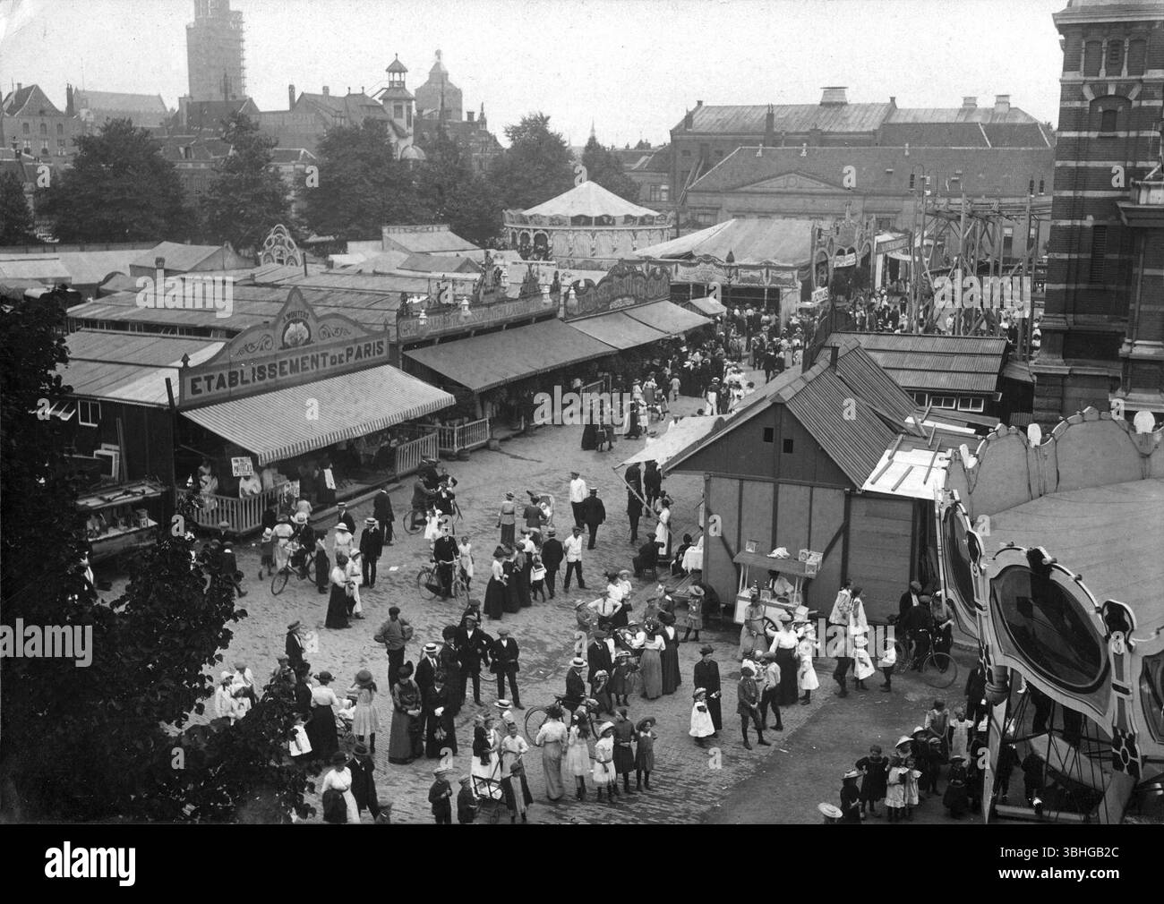 Kermis op het Vreeburg, op de achtergrond de Dom, Utrecht, Nederland ...